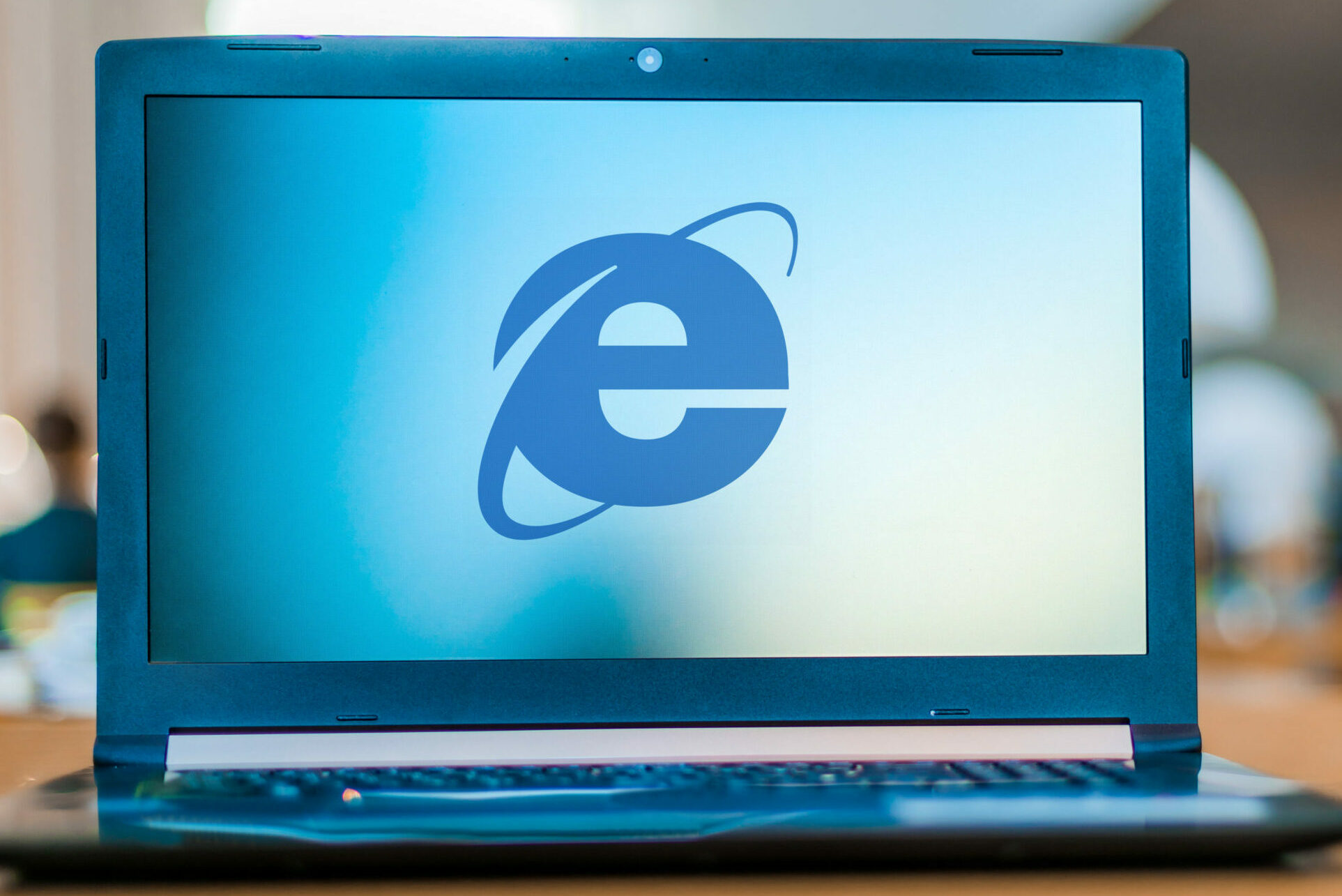 Laptop computer displaying logo of Internet Explorer – 가비아 라이브러리